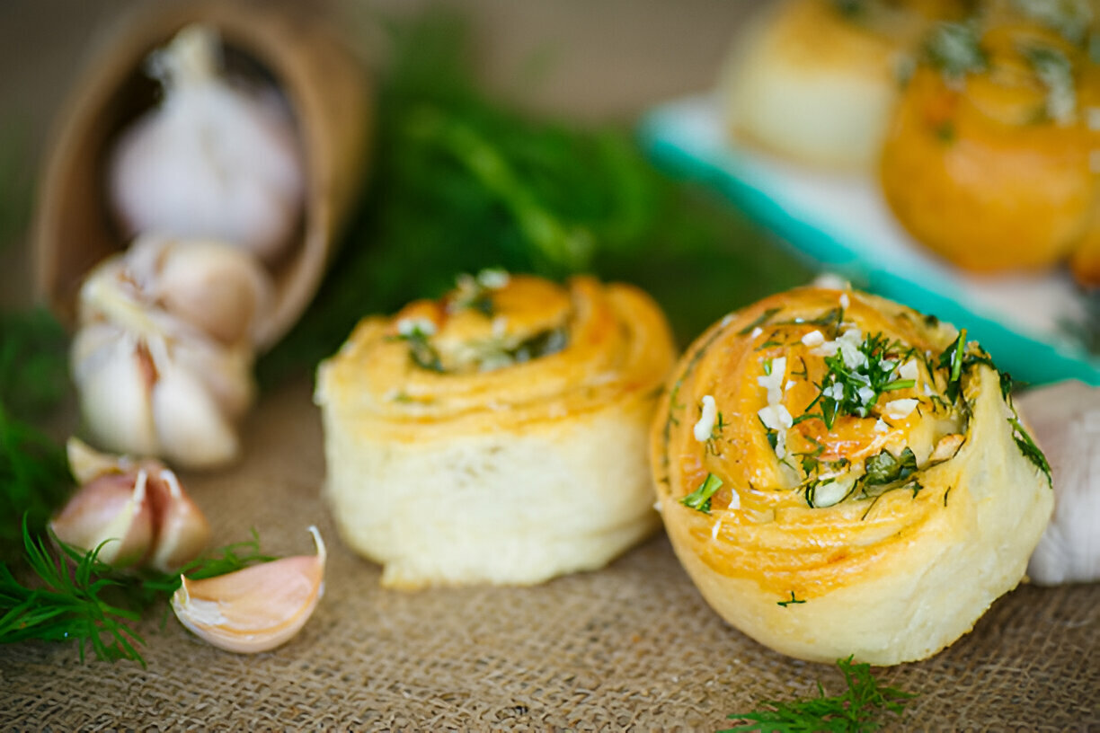 Cheesy Garlic Cruffin Recipe: A Savory Delight to Savor